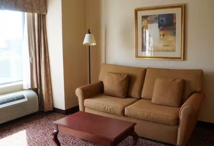 Explore The Grand Canyon: Kingman Stay W/ Pool & Close To Downtown - Kingman, AZ