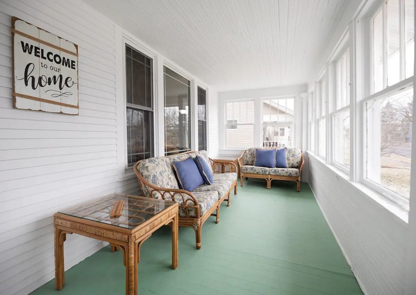 The Sunflower Home- Game Room & Hot Tub! Pet Friendly: Dogs & Cats Are Welcome! - Duluth, MN