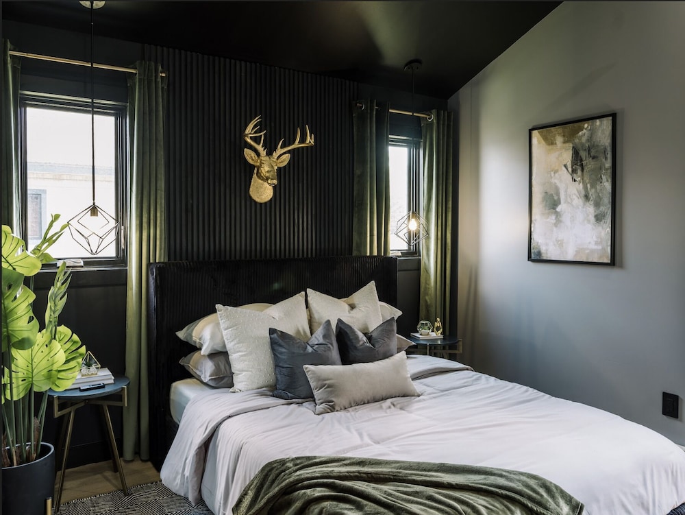 Luxe Lodge: Cabin 2 As Seen On Hgtv's Renovation Resort Season 1 - Ontario