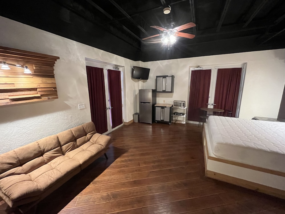 Country, Cows & Fishing Lake Studio-ground Floor - Denton, TX