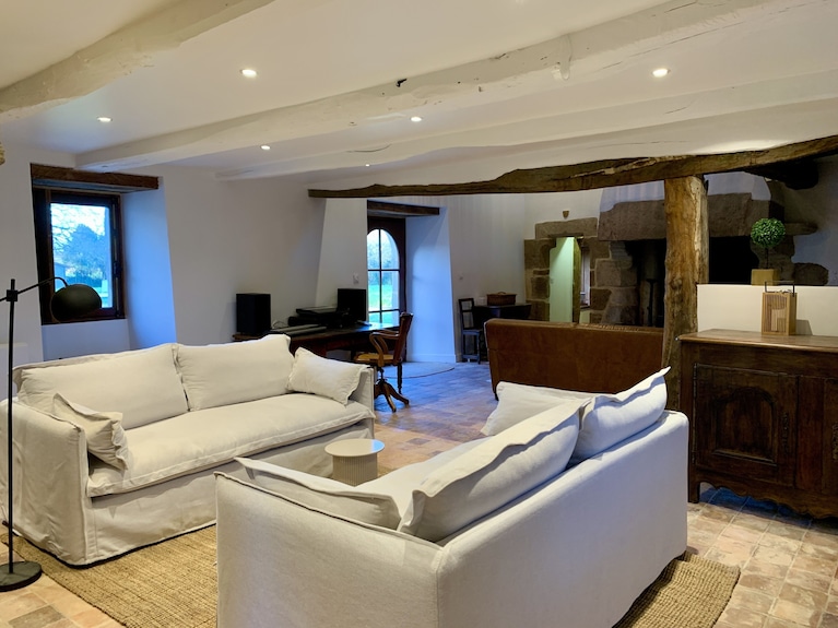 Manoir Au Bord De Leau Avec Piscine Chauffée - Theix