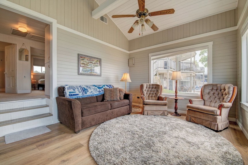 Cozy Lake Front Cabin - East Lake Private Dock - Great Location Next To The Ritz - Gull Point State Park, Milford