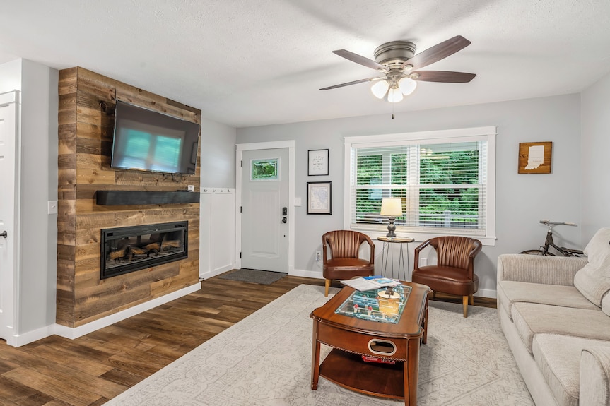 Trail Side In The Heart Of Winona Lake - Carr lake, Claypool