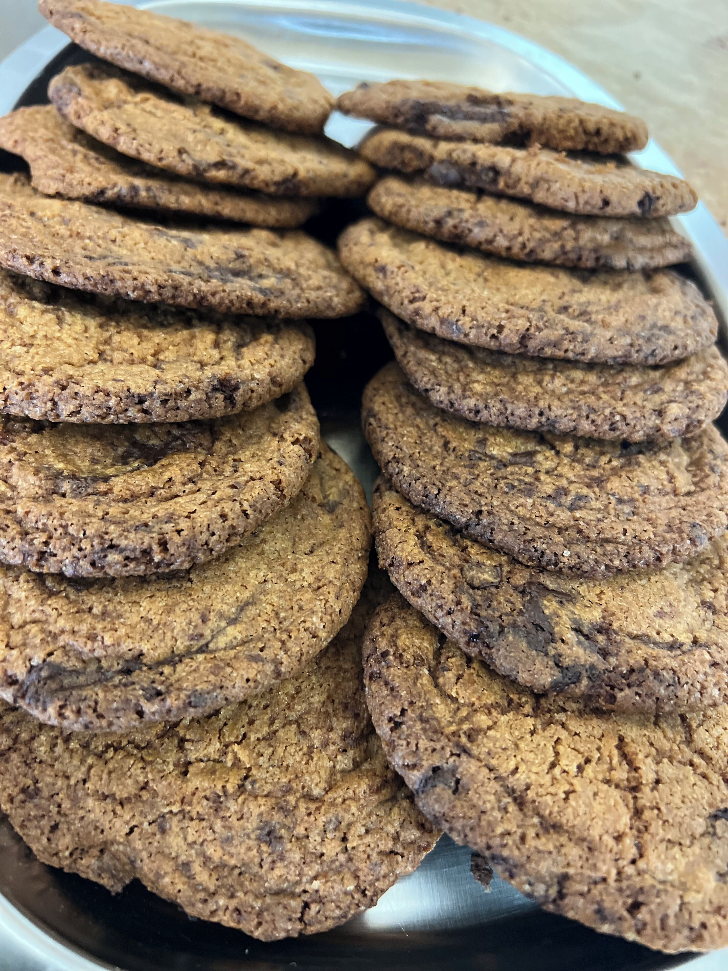Uma bandeja de biscoitos com gotas de chocolate.