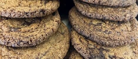 Uma bandeja de biscoitos com gotas de chocolate.