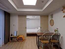 302 | Com decoração personalizada, com mobília individualizada, secretária 