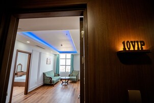 Suíte presidencial, vista para a cidade | Área de estar | TV