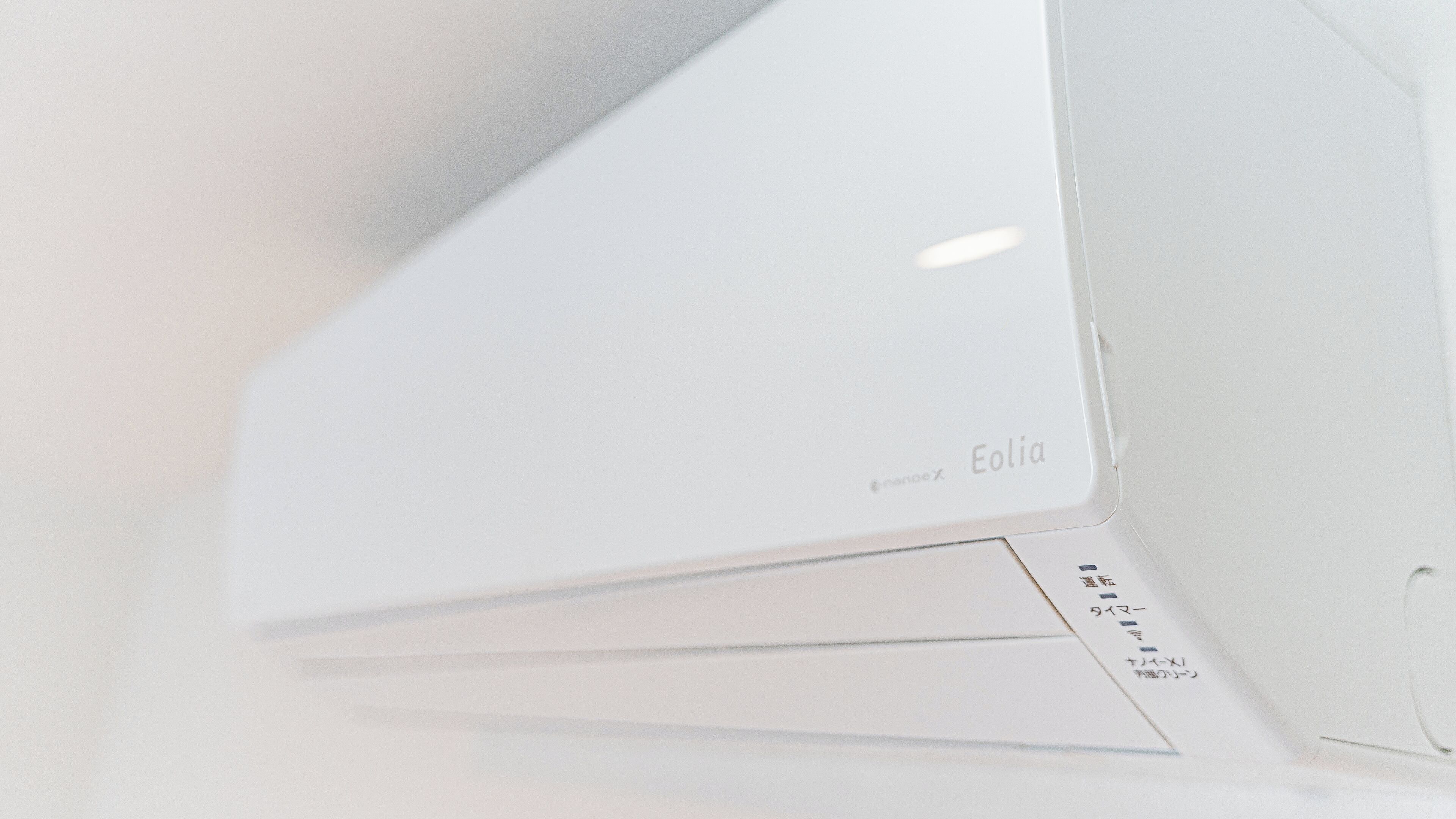 Aparelho de ar condicionado branco, moderno e minimalista, com a marca 'Eolia' visível.