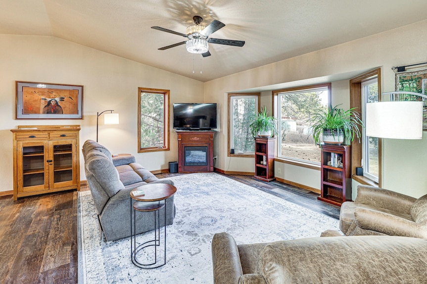 Scenic & Serene Rapid City Getaway On 1 1/2 Acres! - Rapid City, SD