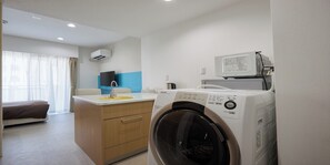Quarto Twin Standard | Cozinha privada | Minifrigorífico, um micro-ondas, uma panela elétrica de arroz 