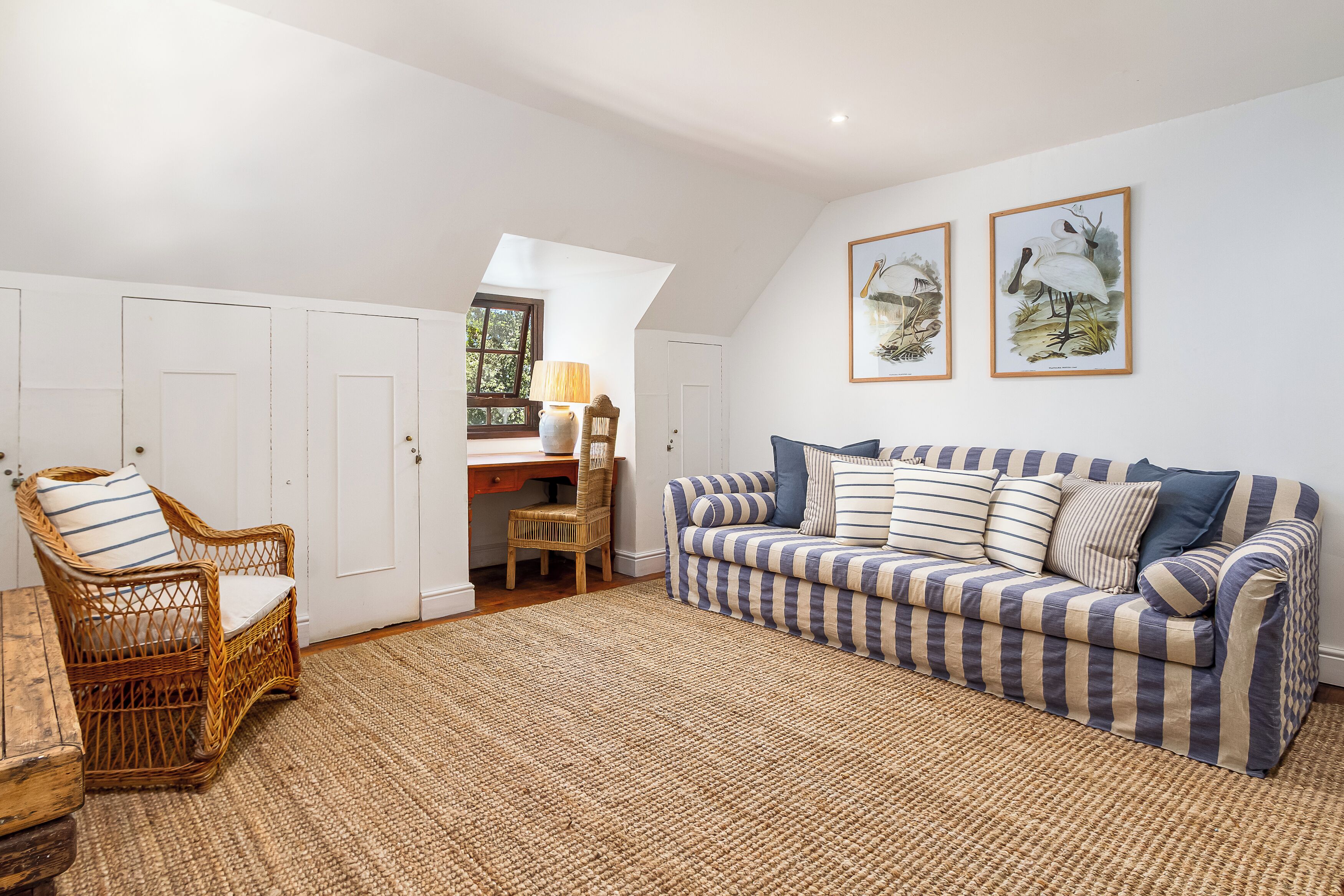 Casa família, 4 quartos, vista para o jardim | Área de estar | Smart TV 40 cm com canais digitais, serviços de streaming, impressoras