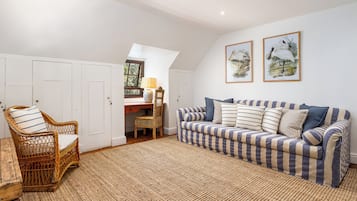 Casa família, 4 quartos, vista para o jardim | Área de estar | Smart TV 40 cm com canais digitais, serviços de streaming, impressoras