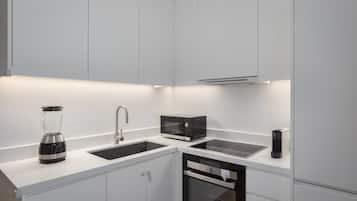 Apartamento de Luxo | Cozinha privada | Um frigorífico, um micro-ondas, um forno, uma placa de cozinha