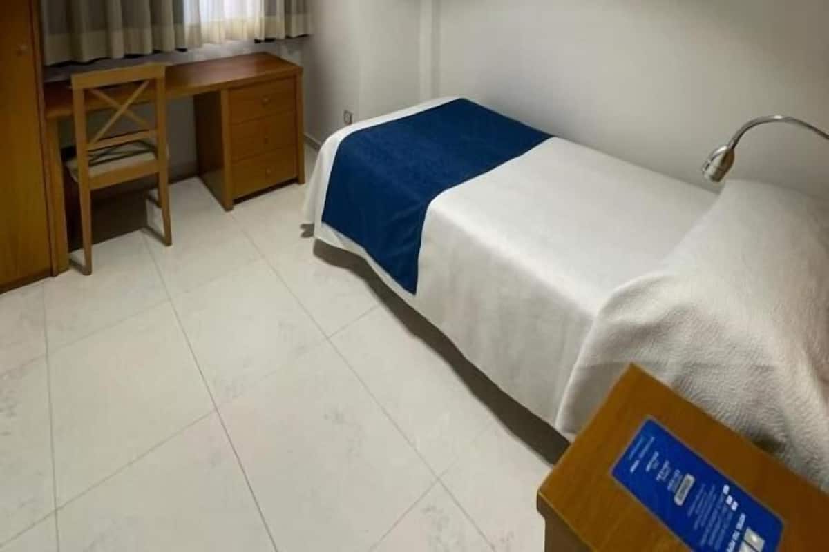 Quarto solteiro básico, vista para a cidade | Escrivaninha, quartos à prova de som, Wi-Fi de cortesia