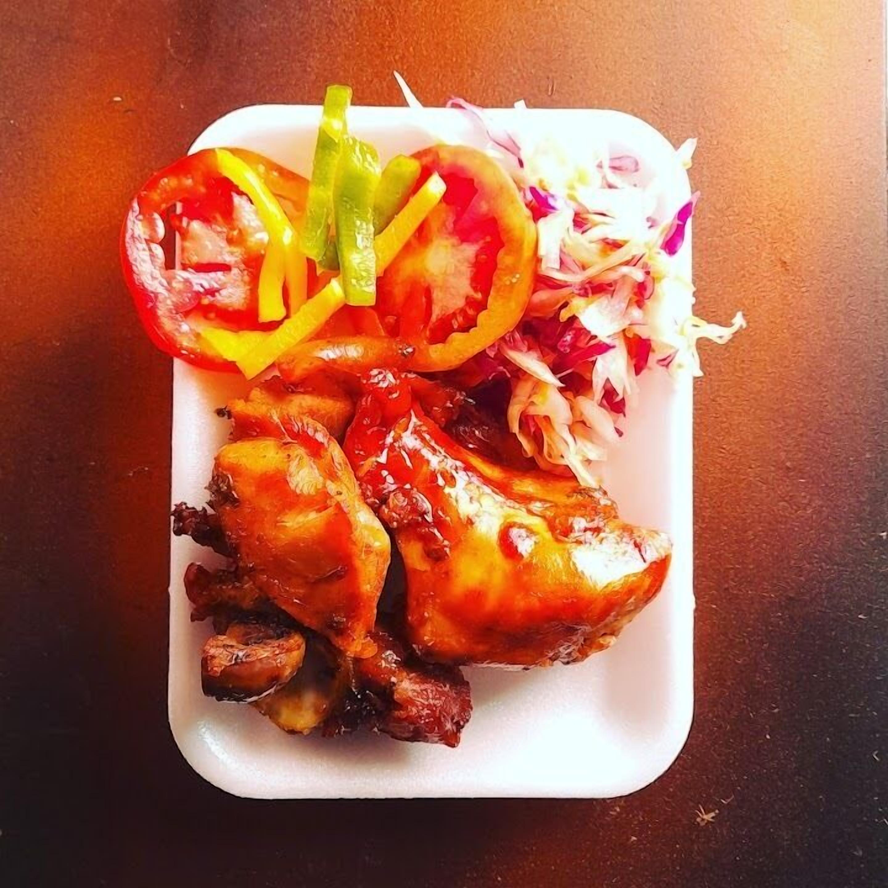 Prato de asas de frango grelhadas com legumes.