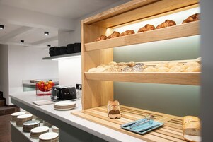 Pequeno-almoço tipo buffet diário (19.00 EUR por pessoa) 