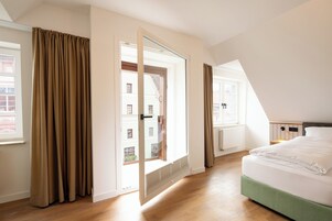 Quarto Duplo Comfort | Roupa de alta qualidade, edredões de penas, cofre no quarto 