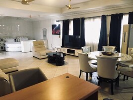 Quarto Presidencial | Com decoração personalizada, com mobília individualizada, secretária