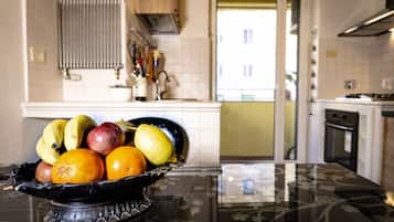Geladeira grande, micro-ondas, fogão, cooktop