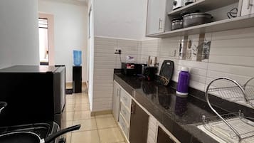 Apartamento | Cozinha privada | Geladeira, micro-ondas, fogão, cooktop