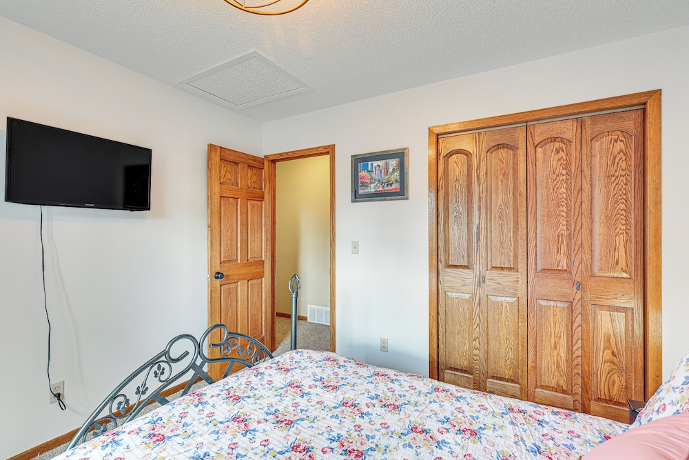 Scenic & Serene Rapid City Getaway On 1 1/2 Acres! - Rapid City, SD