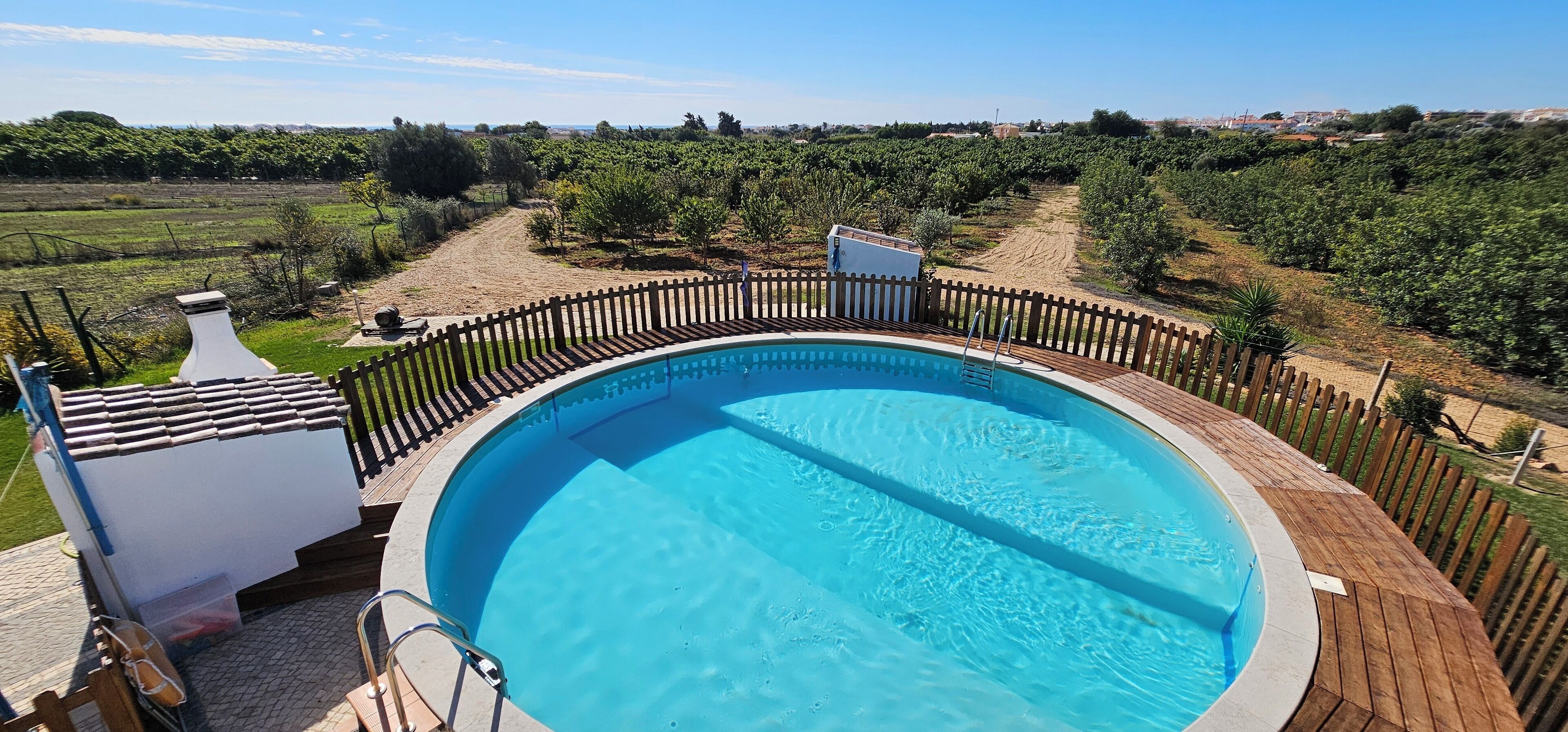 10 piscinas exteriores, guarda-sóis, espreguiçadeiras 