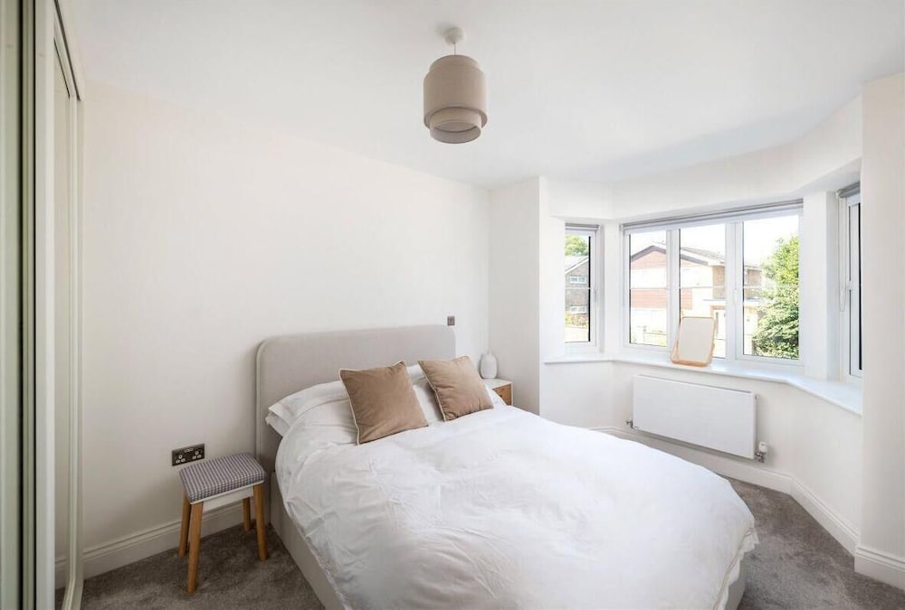 2 Bedroom, 2 Bathrooms, Parking, Electric Charger Juliet Balcony, Close To Reigate Station & Centre - 2230 - Dorking