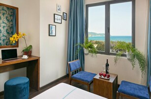 Quarto Quádruplo, vista para o mar | Minibar, secretária, secretária adequada para computadores portáteis 