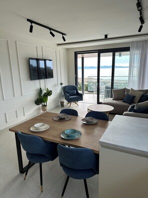 Apartamento superior, 2 quartos, piscina particular, vista para o mar | Cozinha privada | Geladeira grande, micro-ondas, fogão, lava-louças