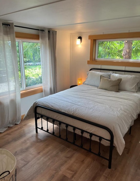 Cabins On Cortes Island, Pet Friendly, Private Near Lake On Large Property. - Vancouver Island