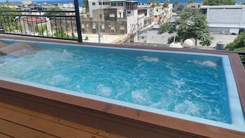 Piscina exterior, espreguiçadeiras