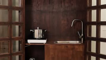 Suite Deluxe, varanda, vista para o jardim | Cozinha privada | Uma cafeteira/bule, uma chaleira elétrica
