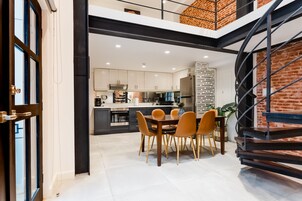 Apartamento, 2 quartos (1A) | Sala de estar | Smart TV de 40 polegadas com canais por cabo