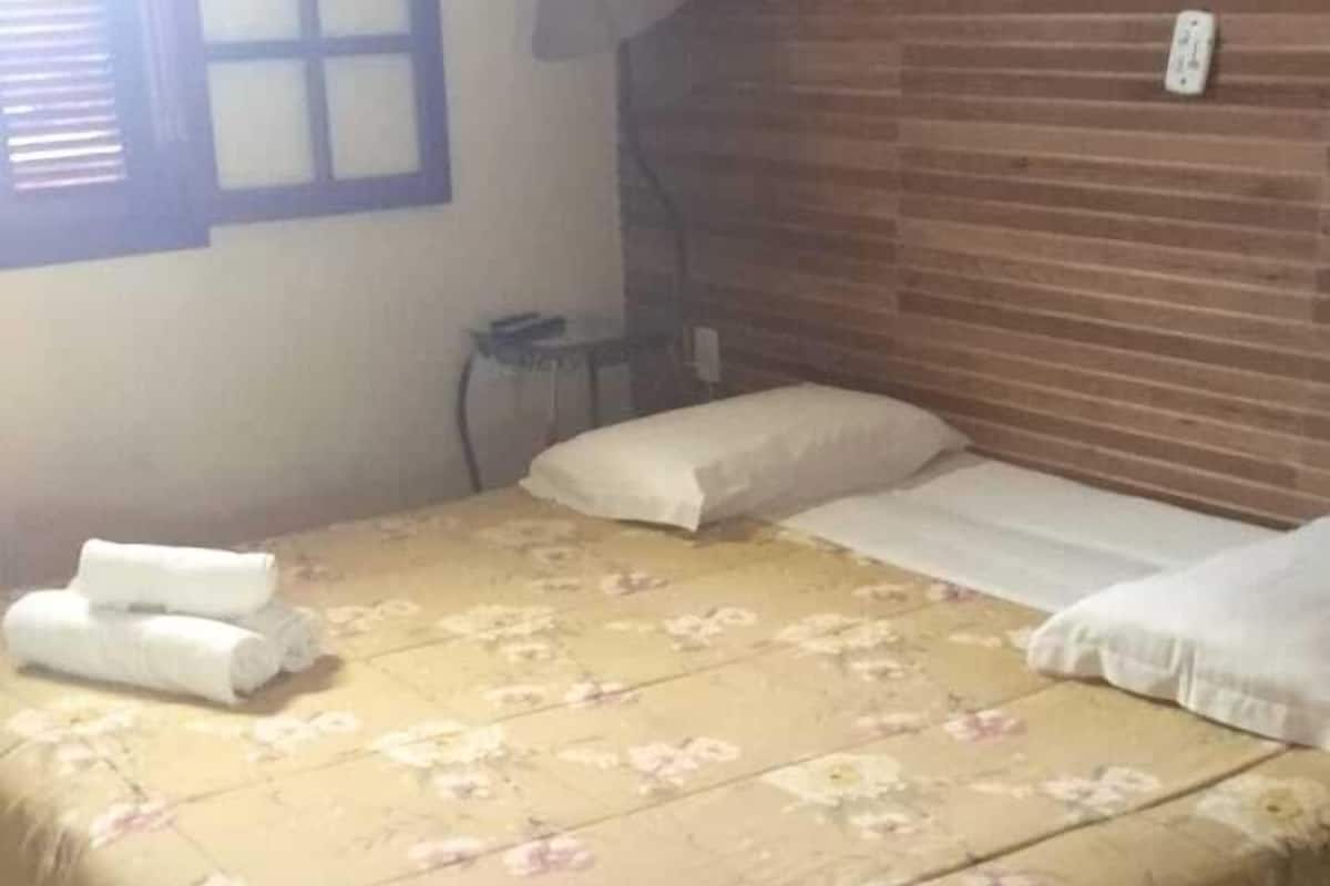 Quarto Económico | Ferro/tábua de engomar, Wi-fi grátis, roupa de cama fornecida