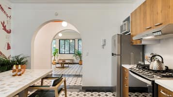 Apartamento Superior | Cozinha privada | Um frigorífico, um micro-ondas, uma cafeteira/bule