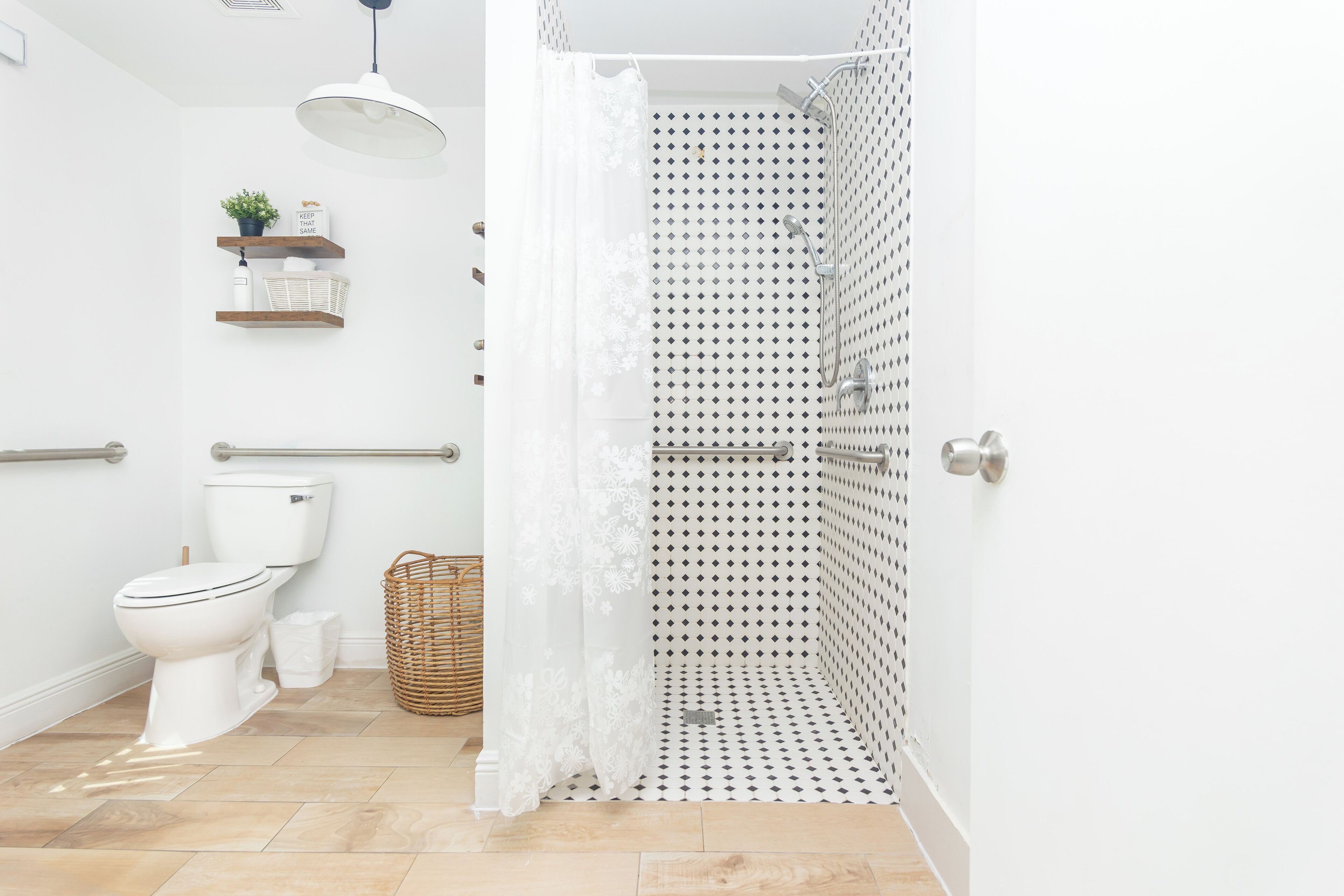 Apartamento clássico | Banheiro | Chuveiro/banheira combinados, secador de cabelo, toalhas de banho 
