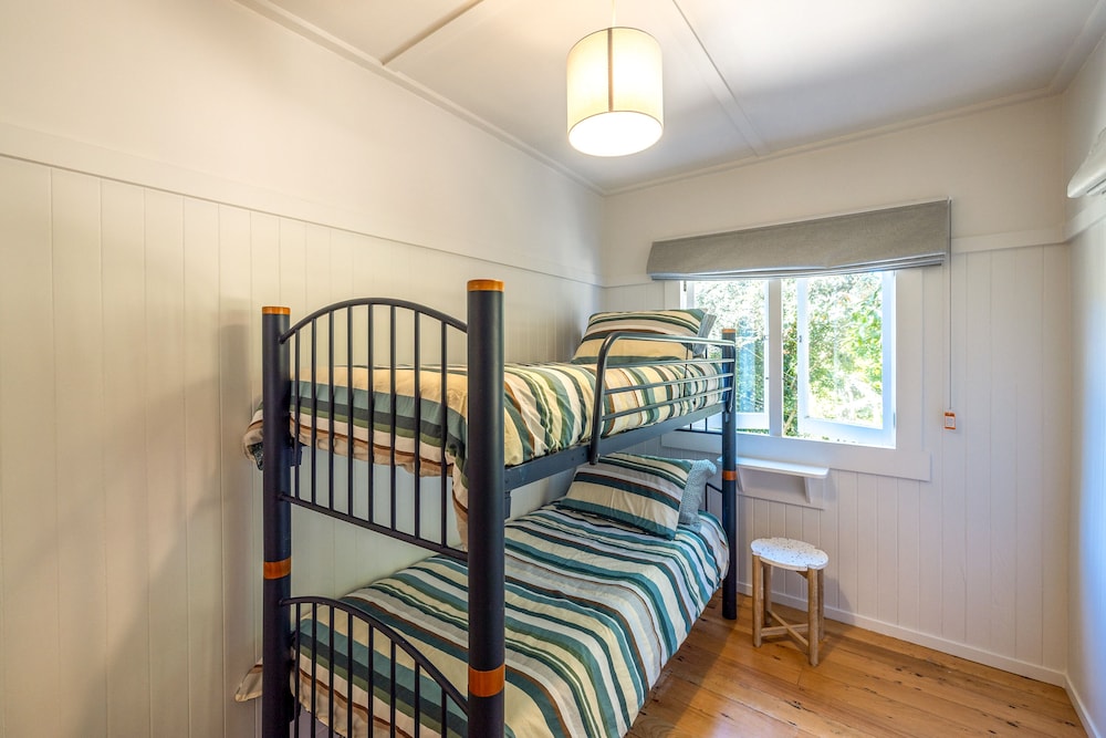 Nikau Cottage - Palm Beach Holiday Home - Waiheke Island