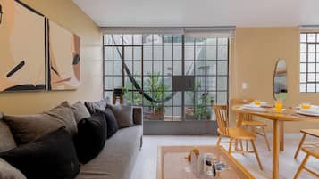Apartamento básico | Sala de estar | TV de tela plana