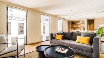Apartamento luxo | Área de estar | Smart TV 32 polegadas com canais digitais