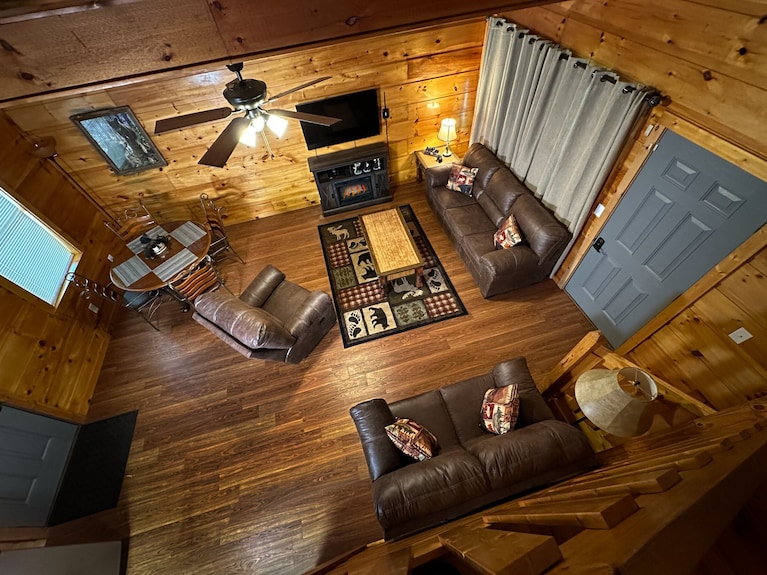 The Wildside Cabin 1 Queen Bedroom + Loft With 2 Queen Beds Bonfires, Hot Tub - Gatlinburg, TN