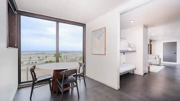 Bayview Condo - 2BR/3BA - Bunk Bed & Sofa Bed | Área de estar | Smart TV 32 polegadas com canais digitais