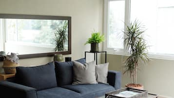 Apartamento Comfort | Sala de estar | Smart TV de 32 polegadas com canais digitais