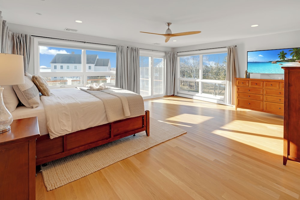 Scenic 4br/3ba Waterfront Getaway With Private Dock, Kayaks & Stunning Views - Dartmouth, MA