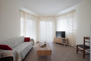 Apartamento Superior | Sala de estar | Televisor de ecrã plano de 40 polegadas com canais digitais 