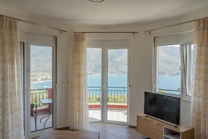 Apartamento Superior | Sala de estar | Televisor de ecrã plano de 40 polegadas com canais digitais 