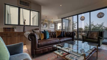 Penthouse de Luxo, 1 cama king-size | Sala de estar | Televisor de ecrã plano de 32 polegadas com canais digitais