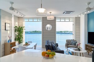 Apartamento (1D) | Sala de estar | Smart TV de 40 polegadas com canais por cabo 