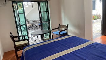 Quarto casal standard, vista para a cidade | Cofres nos quartos, ferros/tábuas de passar roupa, Wi-Fi de cortesia