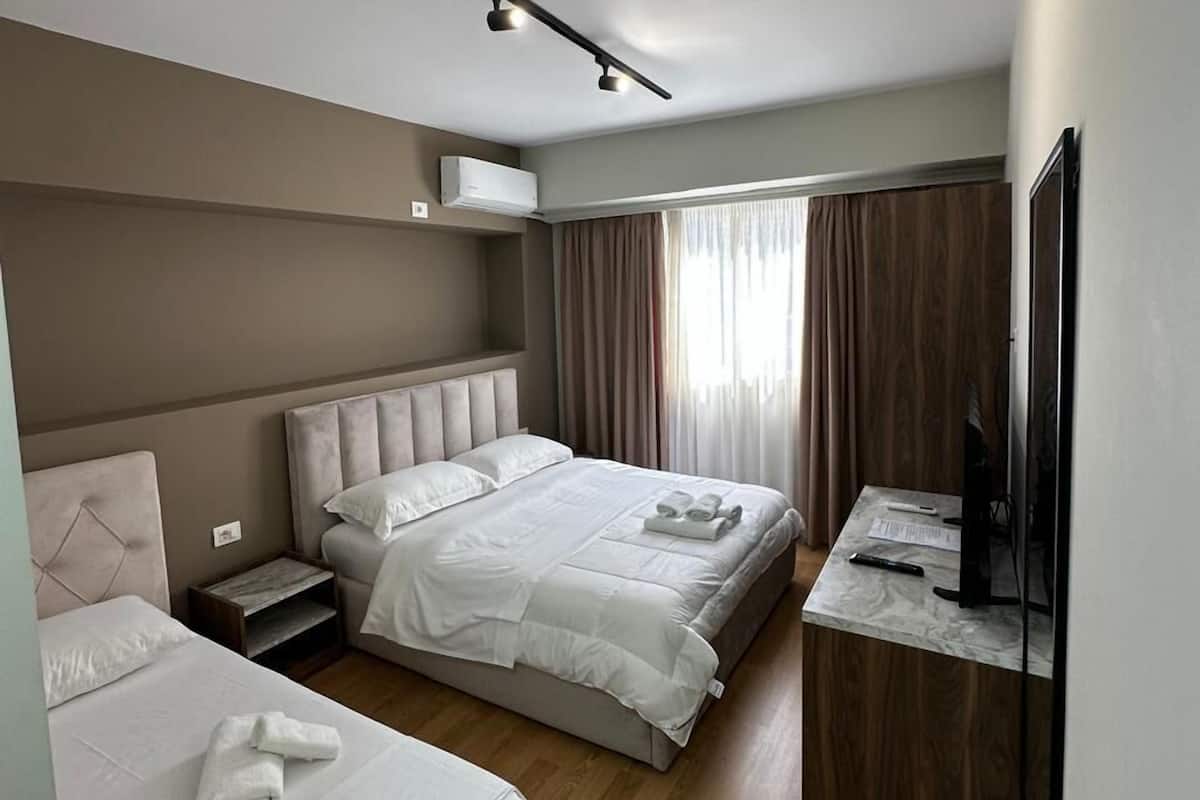 Quarto Triplo Deluxe | 1 quarto, secretária, secretária adequada para computadores portáteis