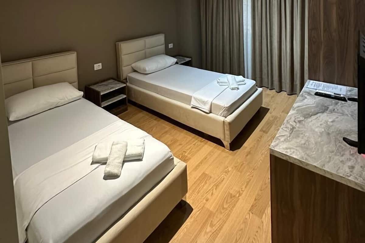 Quarto Twin Básico | 1 quarto, secretária, secretária adequada para computadores portáteis